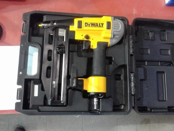 CLOUEUSE PNEUMATIQUE (GUN A CLOU) / JAUNE - Groupe Banco