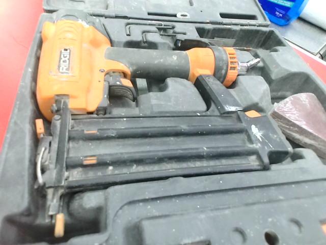 CLOUEUSE PNEUMATIQUE (GUN A CLOU) / ORANGE - Groupe Banco