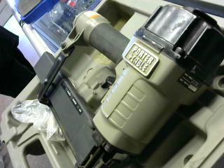 CLOUEUSE PNEUMATIQUE (GUN A CLOU) / GRIS - Groupe Banco